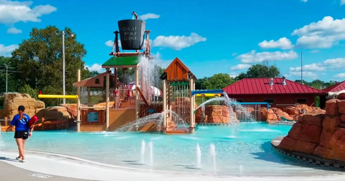 Half Moon Lake Water Slide in Wisconsin Dells | Great Wolf Lodge