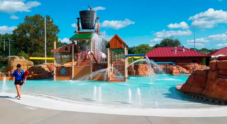 Half Moon Lake Water Slide in Wisconsin Dells | Great Wolf Lodge
