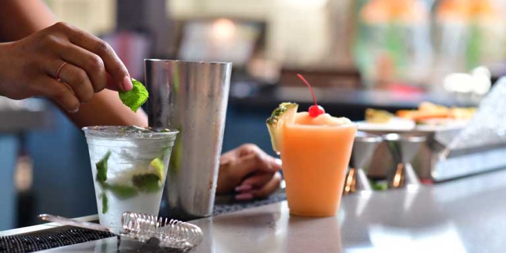 Crazy Loon Water Park Bar | Great Wolf Lodge Niagara Falls, Ontario, CA